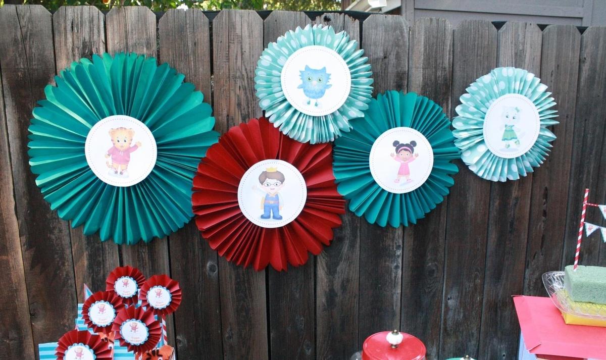 Paper Pinwheel Medallions | Crafts for Kids | PBS KIDS for Parents